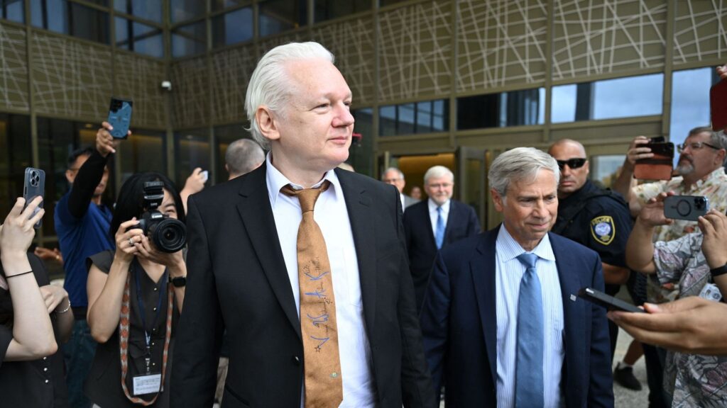 Après 13 ans de calvaire, enfin libre : Julian Assange, l’homme qui a ...