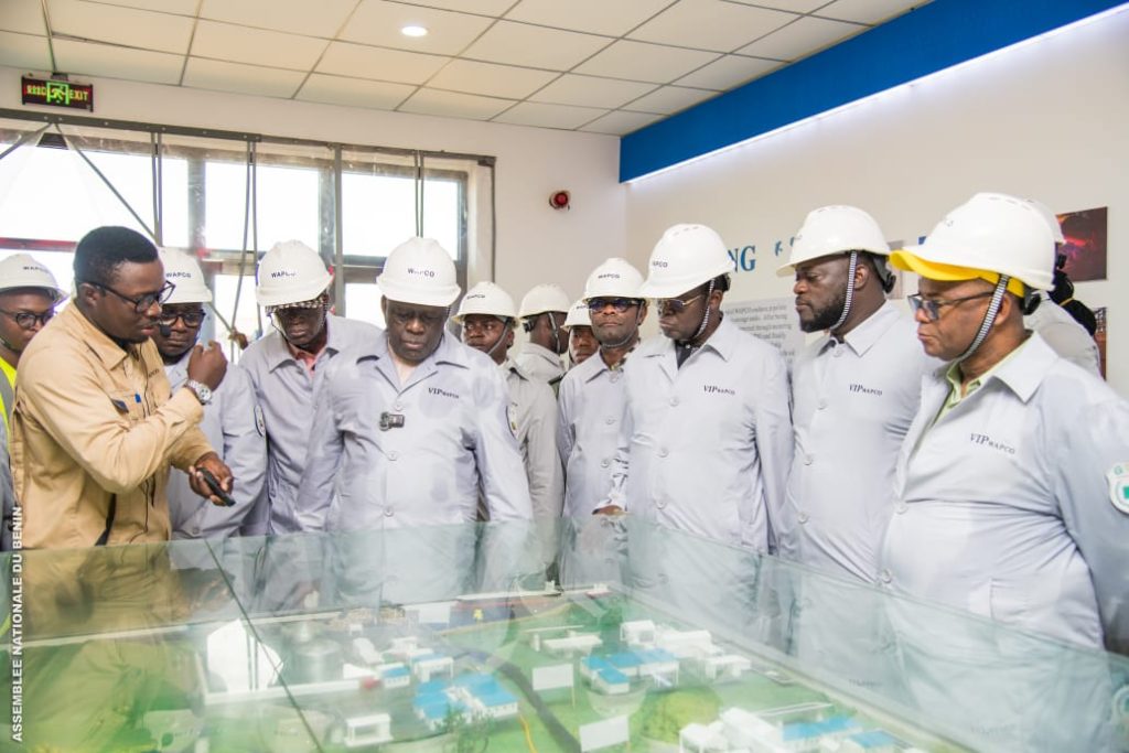 Les députés béninois visitent les installations du terminal pétrolier ...